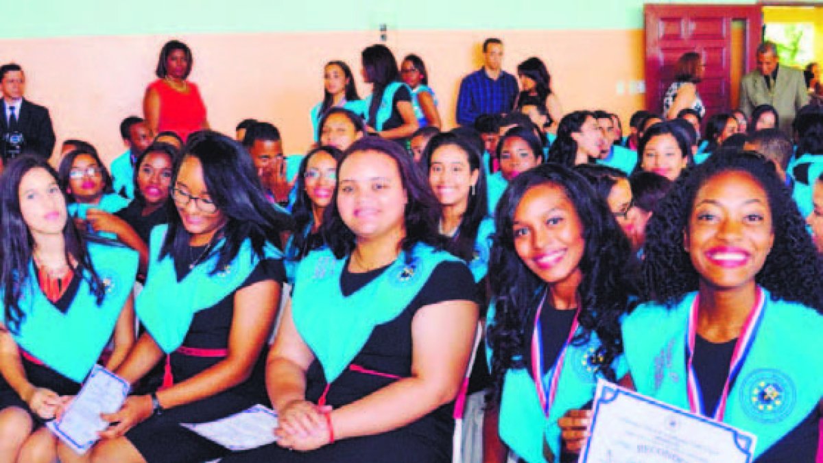Pomavid entrega listos a la sociedad 167 bachilleres técnicos