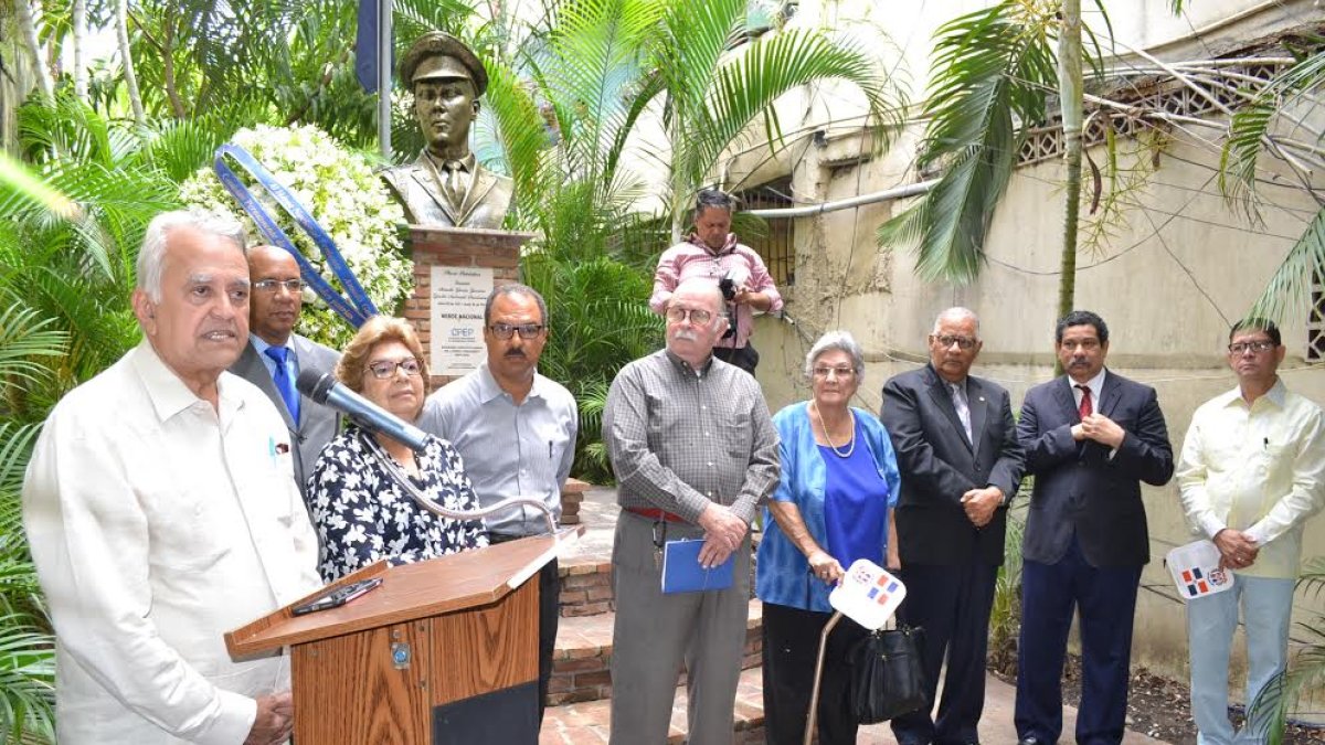 Efemérides Patrias rinde homenaje al teniente Amado por 56 Aniversario ...