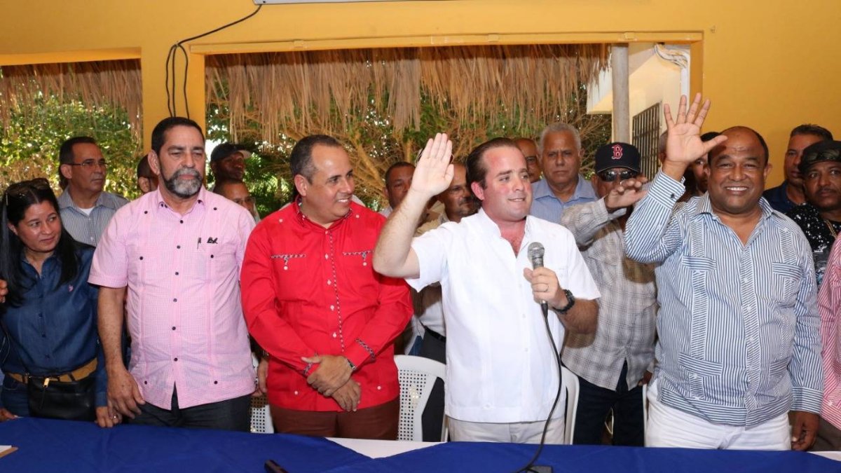PRM juramenta alcalde Moreno Arias, presidente regional del PRD en la ...