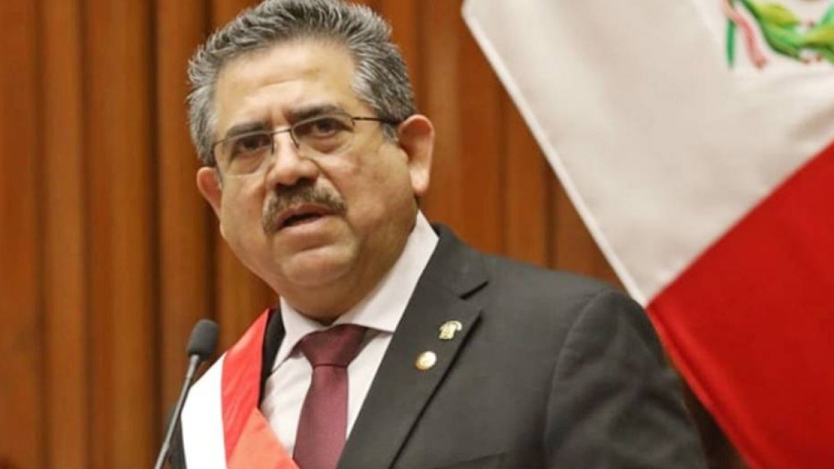Manuel Merino asume presidencia de Perú