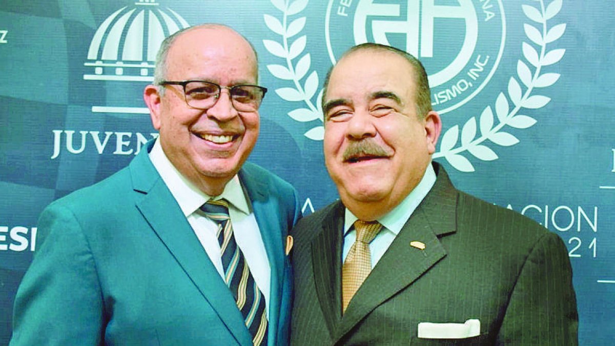 José Ares exaltado a Pabellón de Autos; muestra alegría