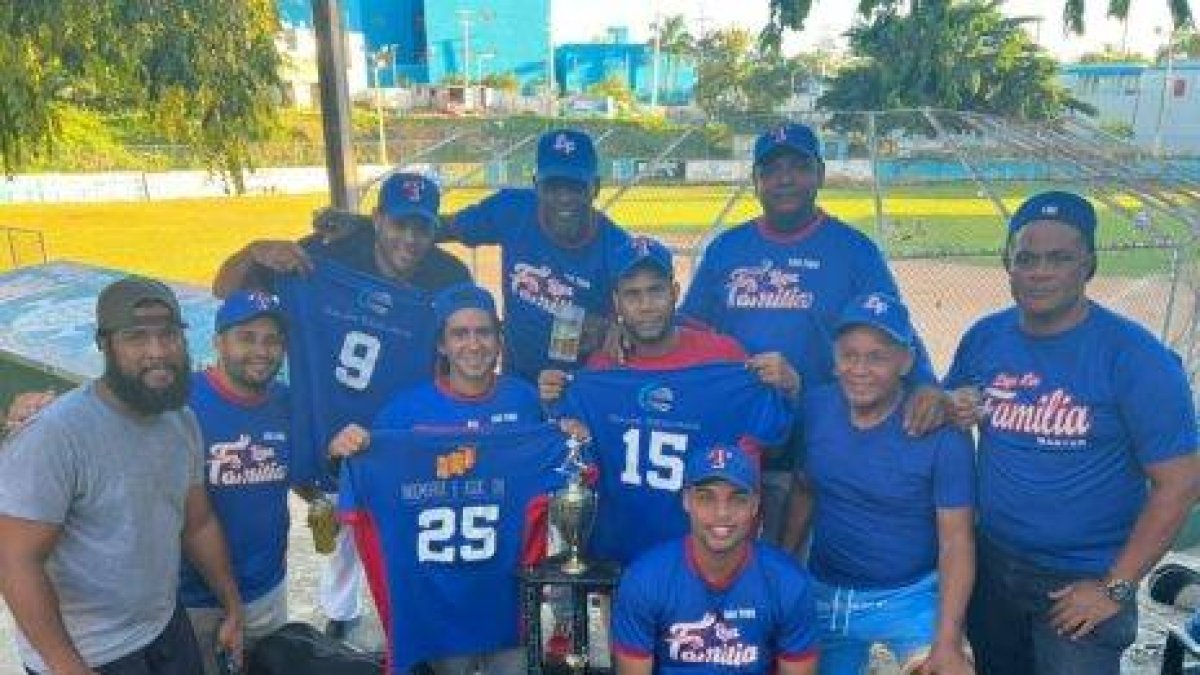 Equipo Los Tíos liga La Familia se corona campeón torneo softball