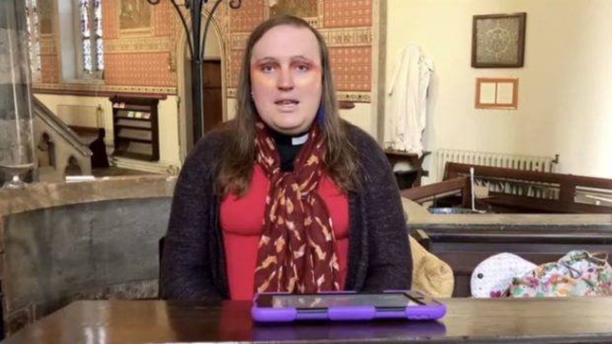 Bingo Allison, primer sacerdote no binario que predica en Inglaterra