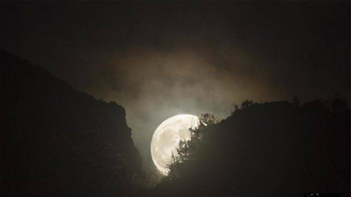 Un eclipse penumbral oscurece hoy el brillo lunar