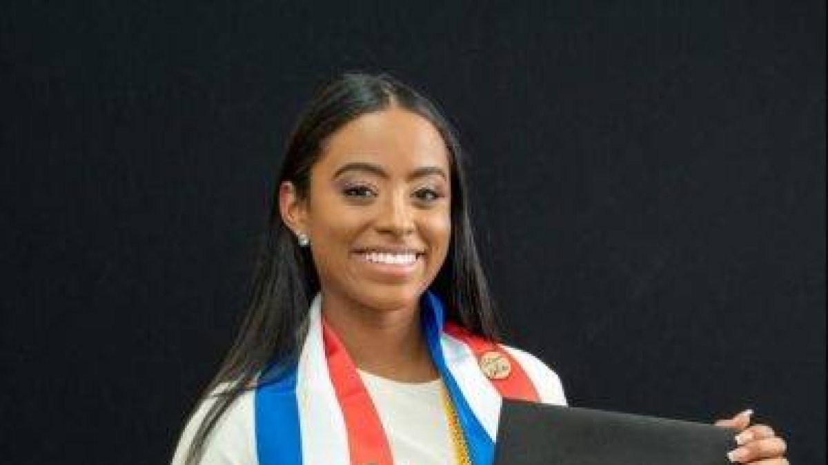 La atleta Yasiris Ortiz se gradúa con Cum Laude en ingeniería