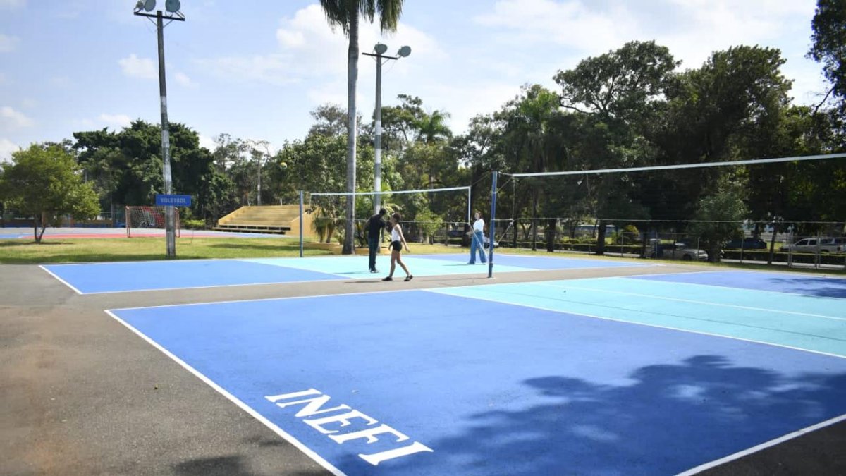 Inefi remosa canchas baloncesto, balonmano, tenis y voleibol en la UASD