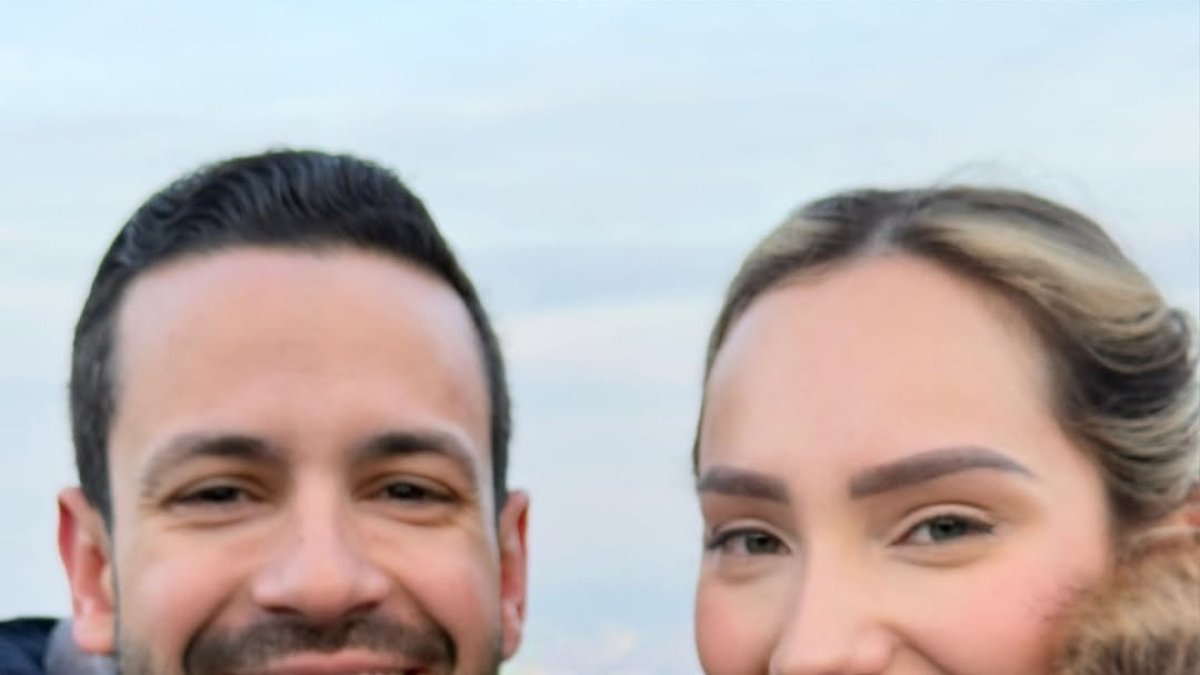 Carlos Durán le propone matrimonio a Zoe frente al castillo de Praga