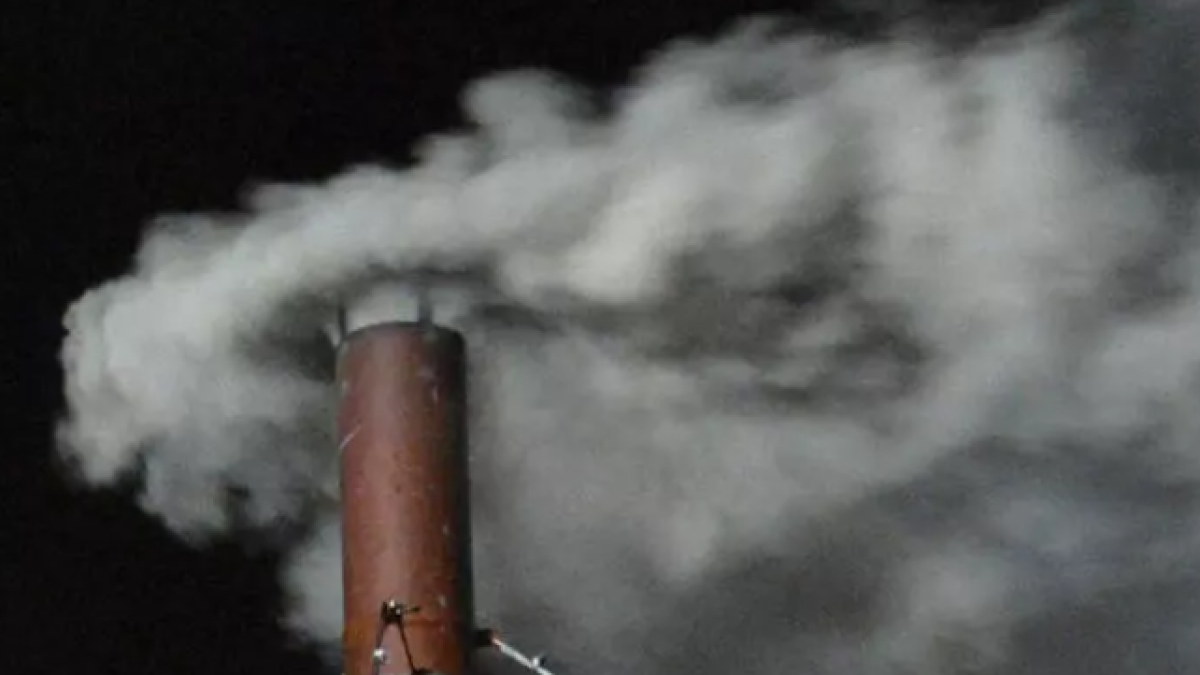 El humo del cónclave: ¿Qué significa esta tradición y que químicos hay ...
