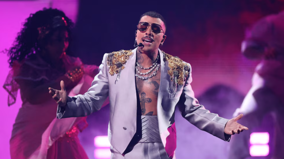 “Khe?”, “Silencio” y más: Rauw Alejandro enciende los Latin Grammy