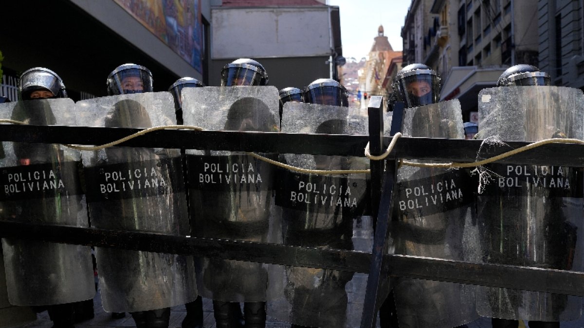 Protestas dejan nueve muertos en Bolivia; dimiten ministros