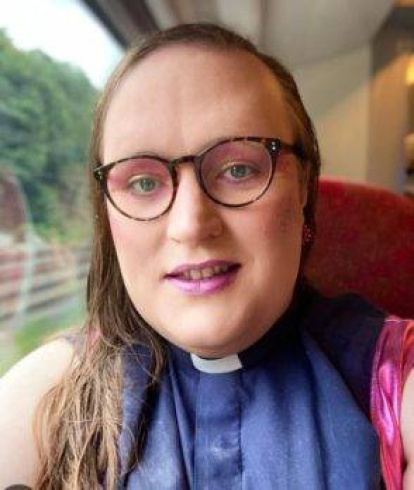 Bingo Allison, primer sacerdote no binario que predica en Inglaterra