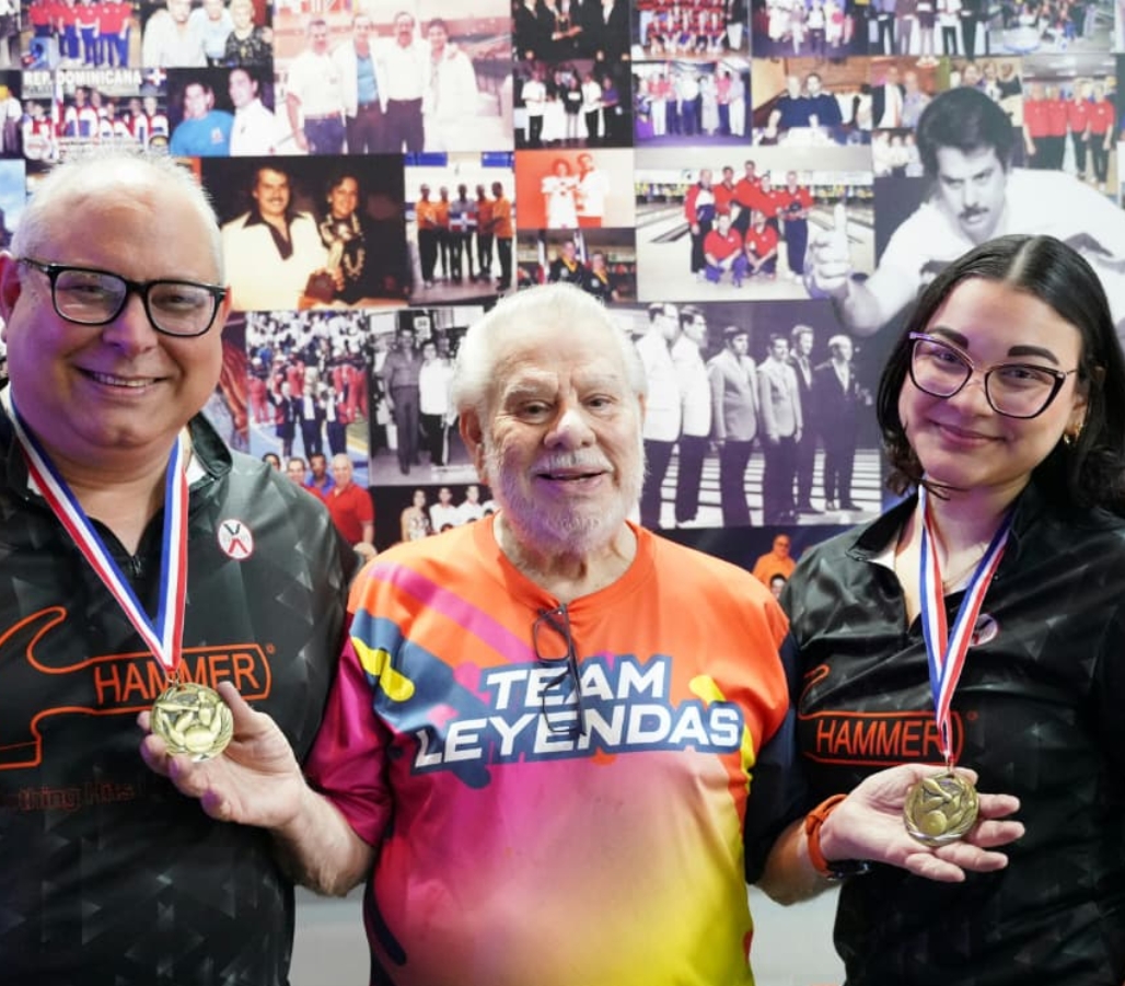 Pareja Guzmán, padre e hija gana torneo de boliche de La Amistad