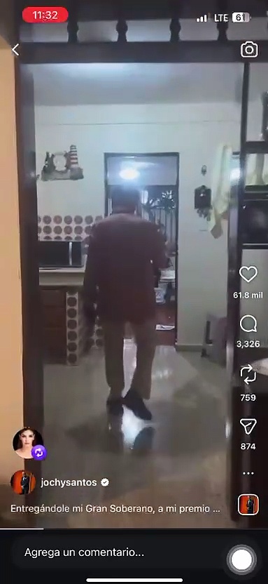 El emotivo momento que protagonizó Jochy Santos al entregar su Gran ...